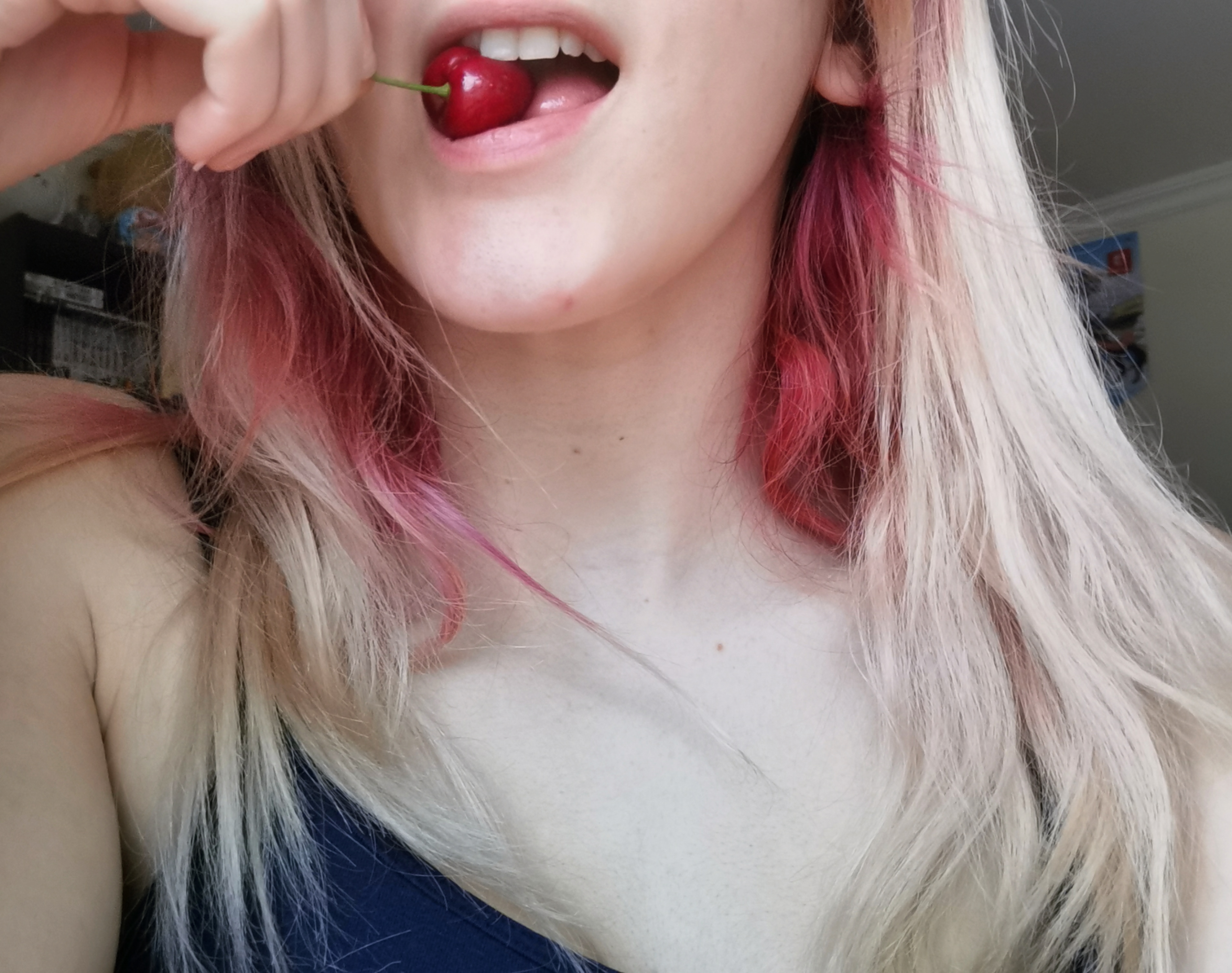 Dare me to tie the stem with my tongue?🍒 | Scrolller