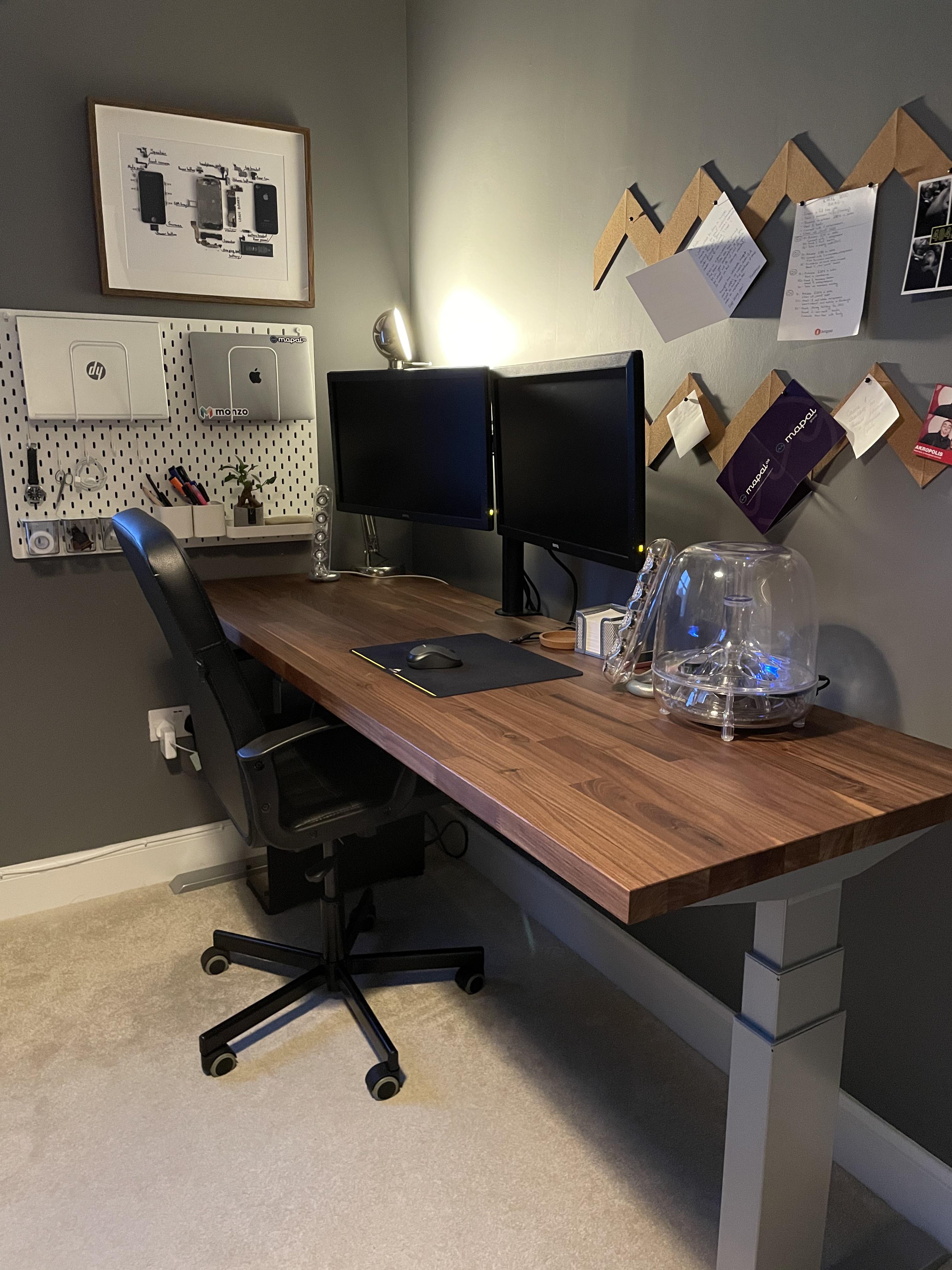 Dark themed desk setup | Scrolller