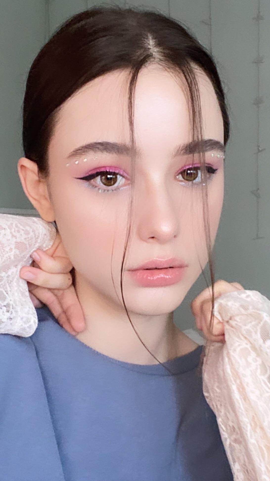 Dasha Taran | Scrolller