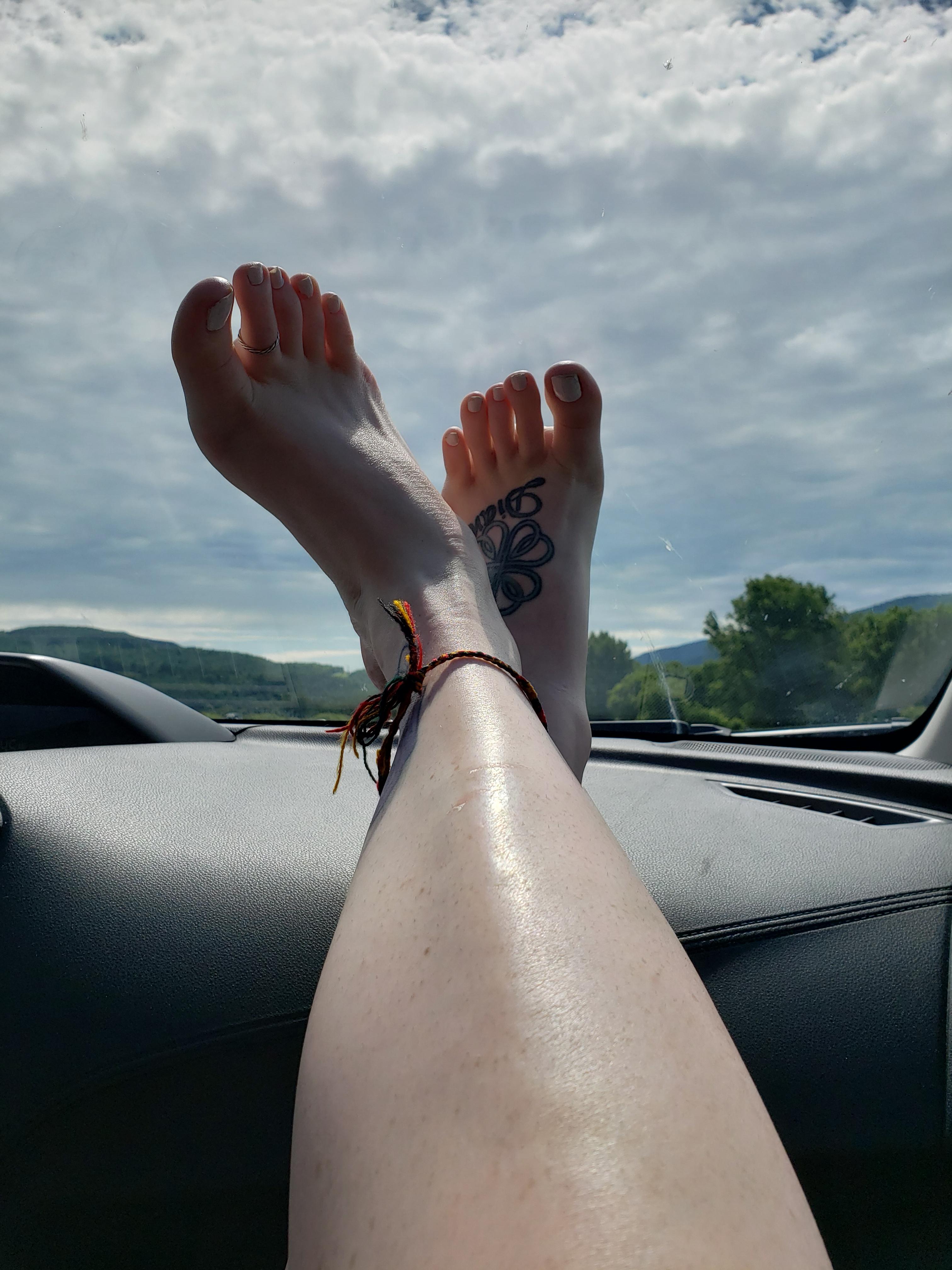 Dashboard feet | Scrolller