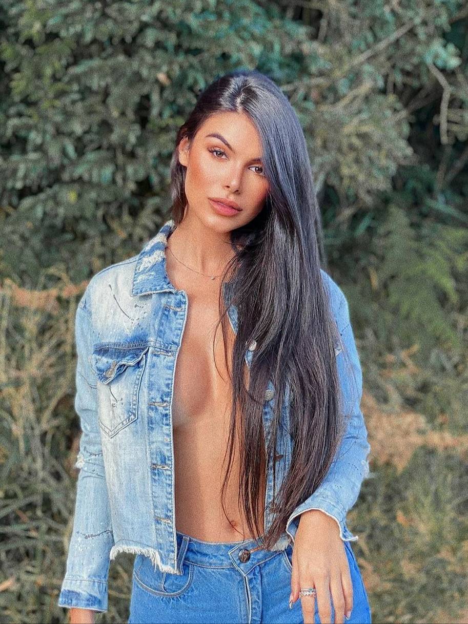 Deb Gianesini | Scrolller