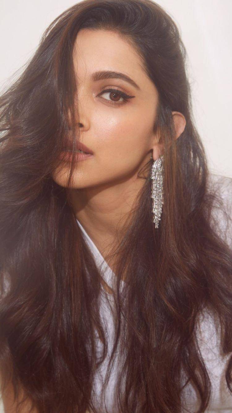 Deepika padukone lips ready for some action | Scrolller