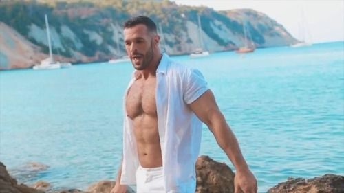 Denis Vega @DenisVegaART | Scrolller