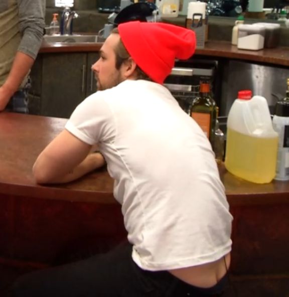 Derek showing some booty | Scrolller