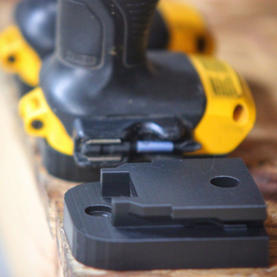DeWalt 20V Hanger | Scrolller