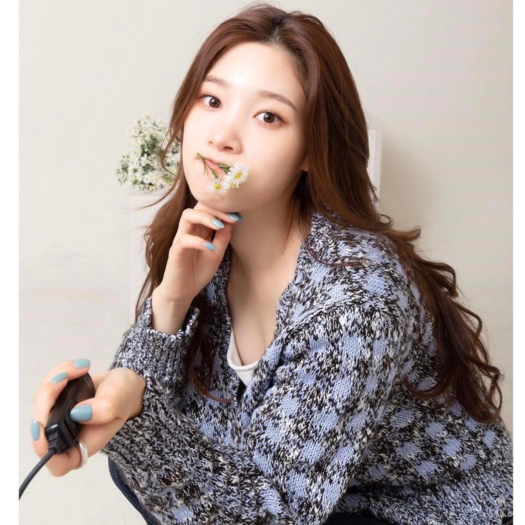 DIA - Chaeyeon (cleavage) | Scrolller