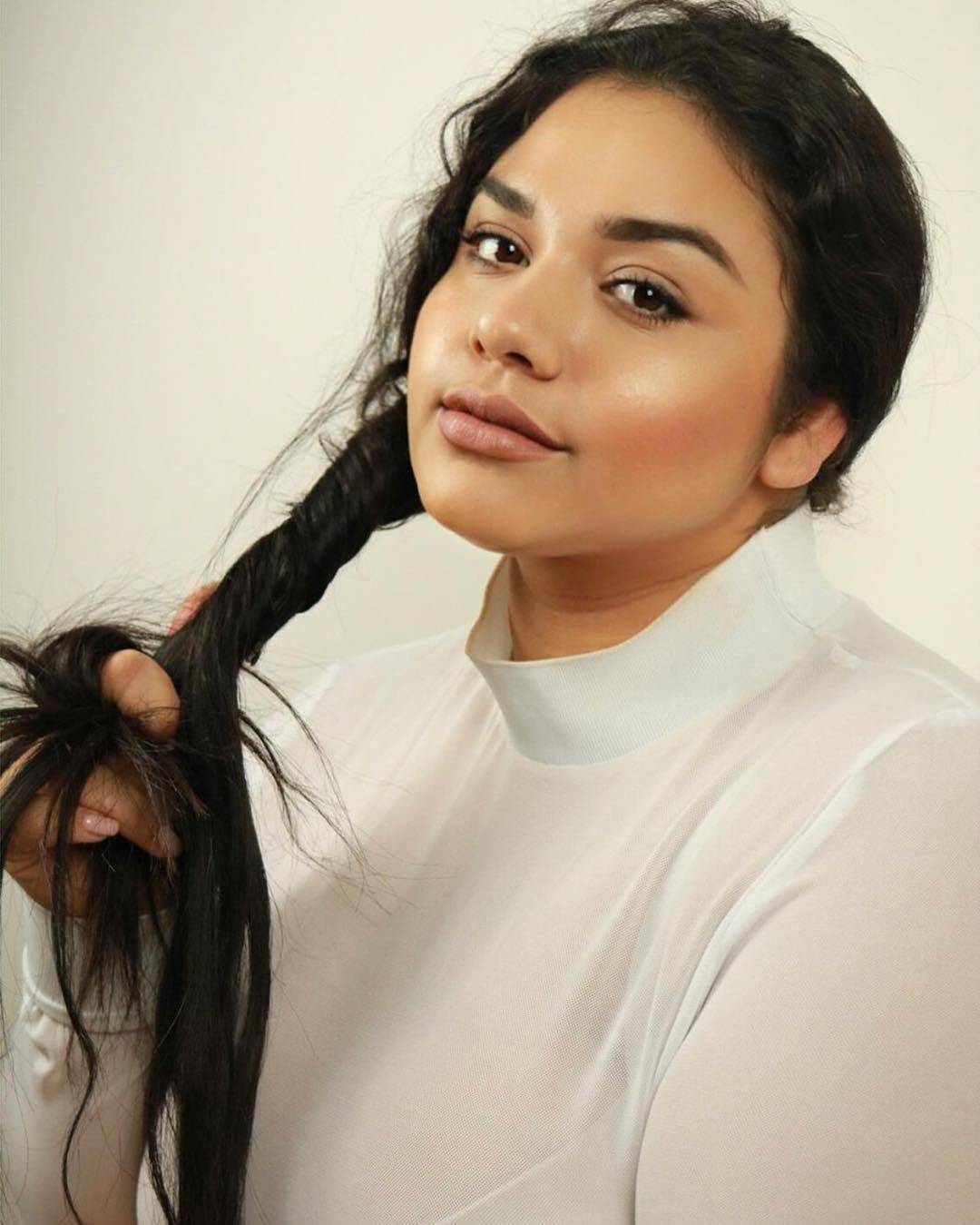 Diana Sirokai | Scrolller