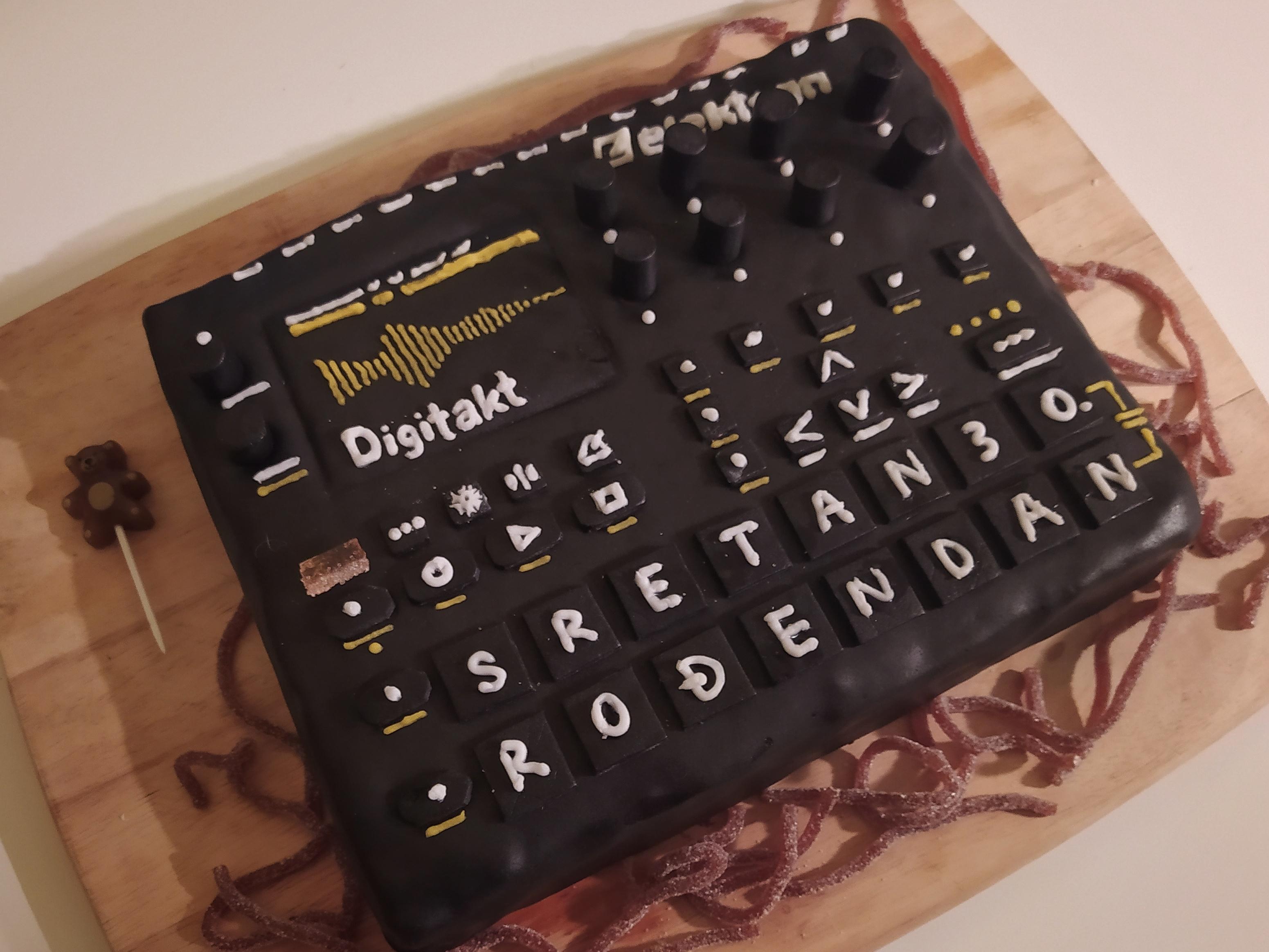 Digi cake | Scrolller