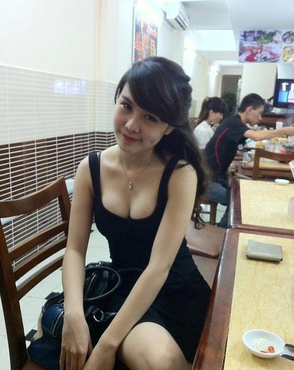 dimples and cleavage! | Scrolller