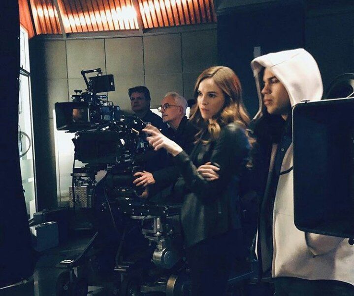 Director Danielle Panabaker | Scrolller