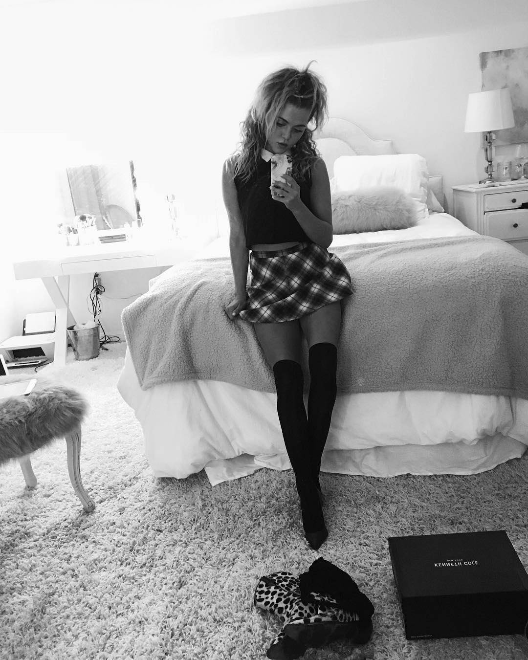Displaying Her Amazing Legs They Are To Die For Scrolller 