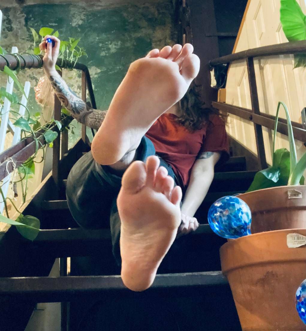 DMs welcome🌿 | Scrolller