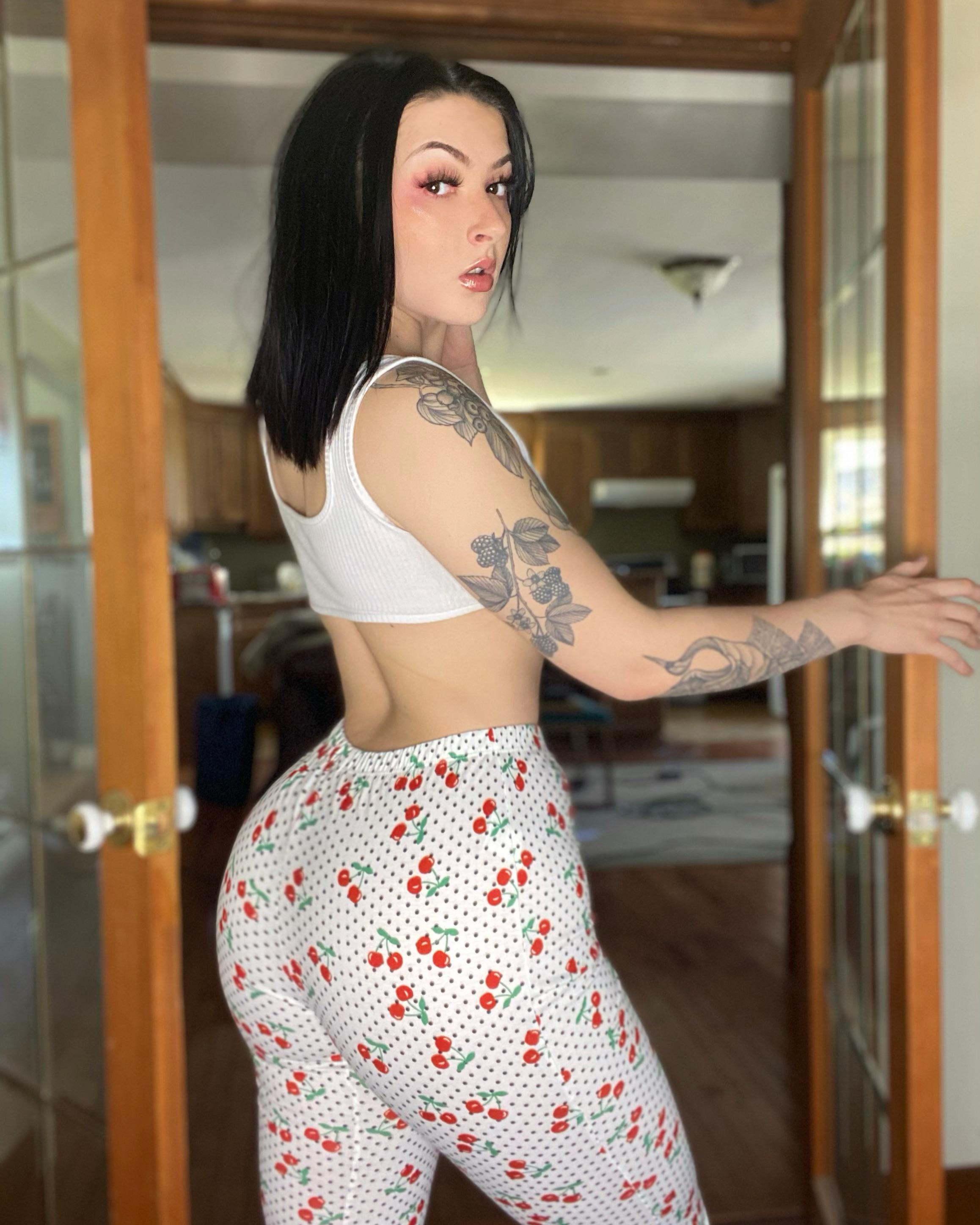 Do you like my pants ? 🍒☺️ | Scrolller