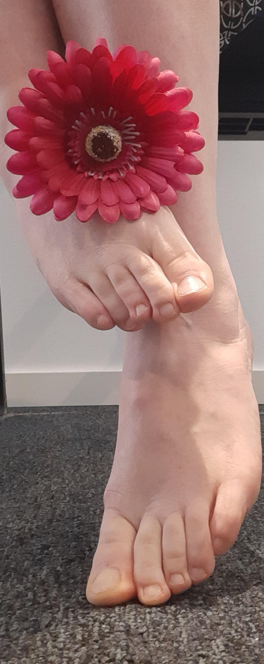 Do you like strong feet? | Scrolller