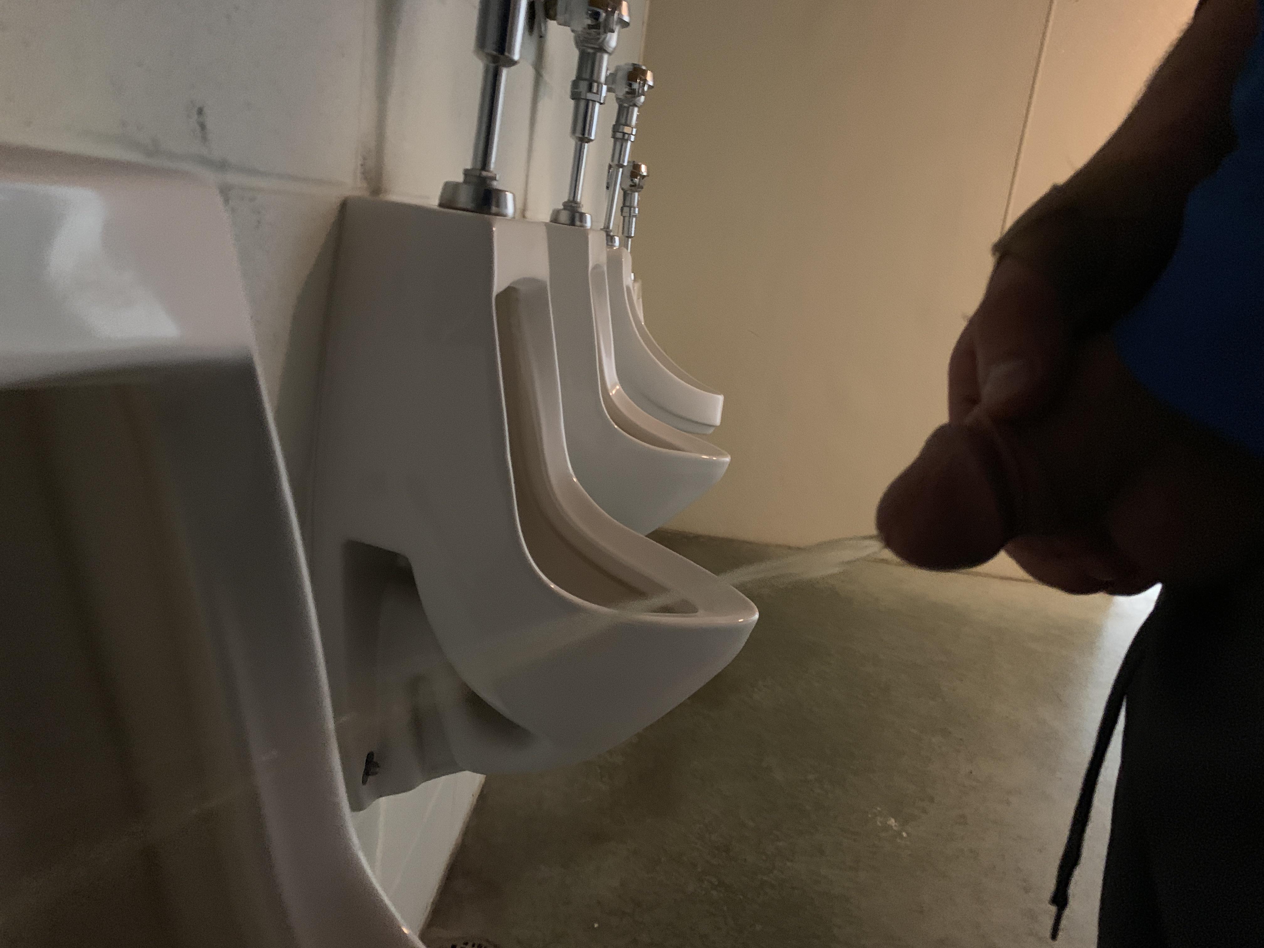 Does a public bathroom make it hot?? | Scrolller