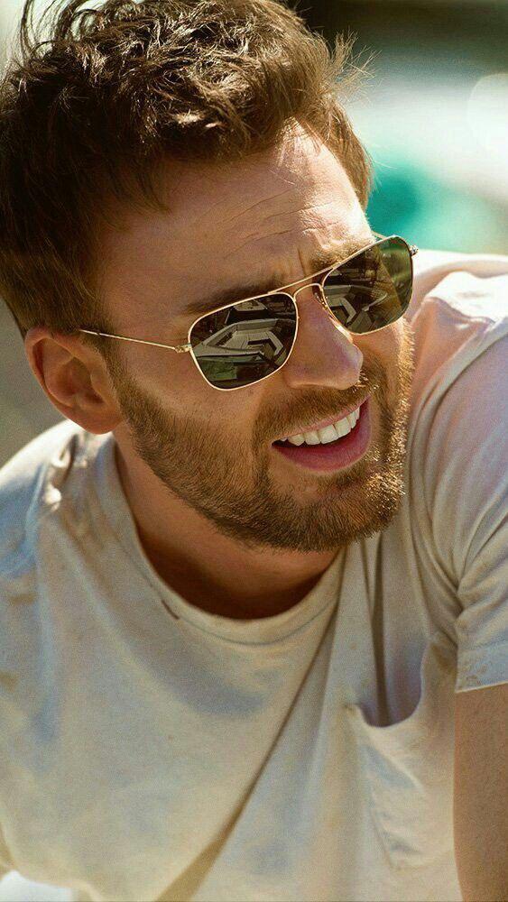 Does anyone know what kind of sunglasses Chris Evans is wearing in the movie „Gifted“ (2017 ...