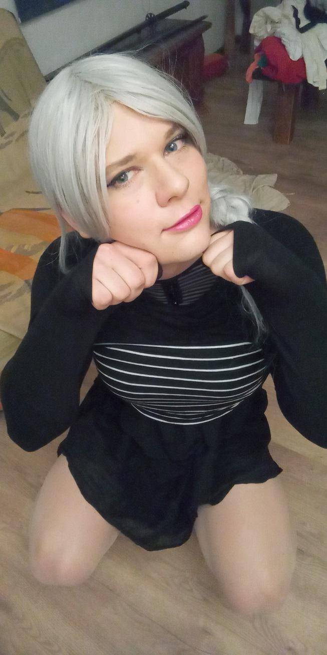 Does this count as cat paw pose nya? | Scrolller