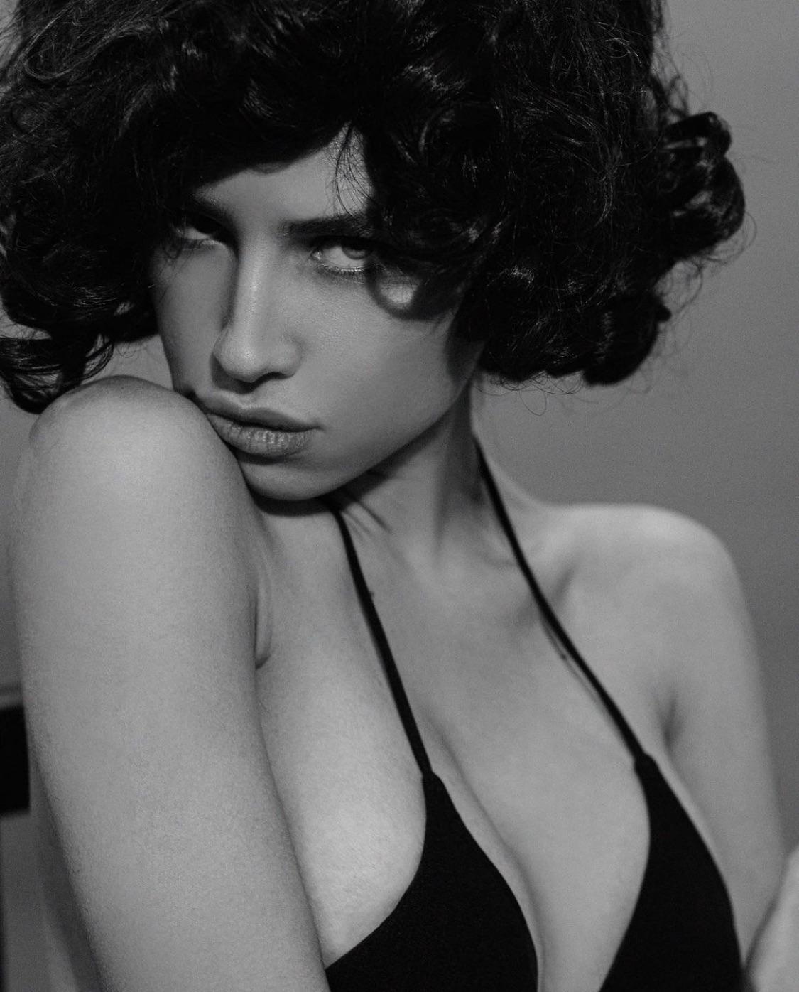 OMG 🥵 NAME? PLEASE!! | Scrolller