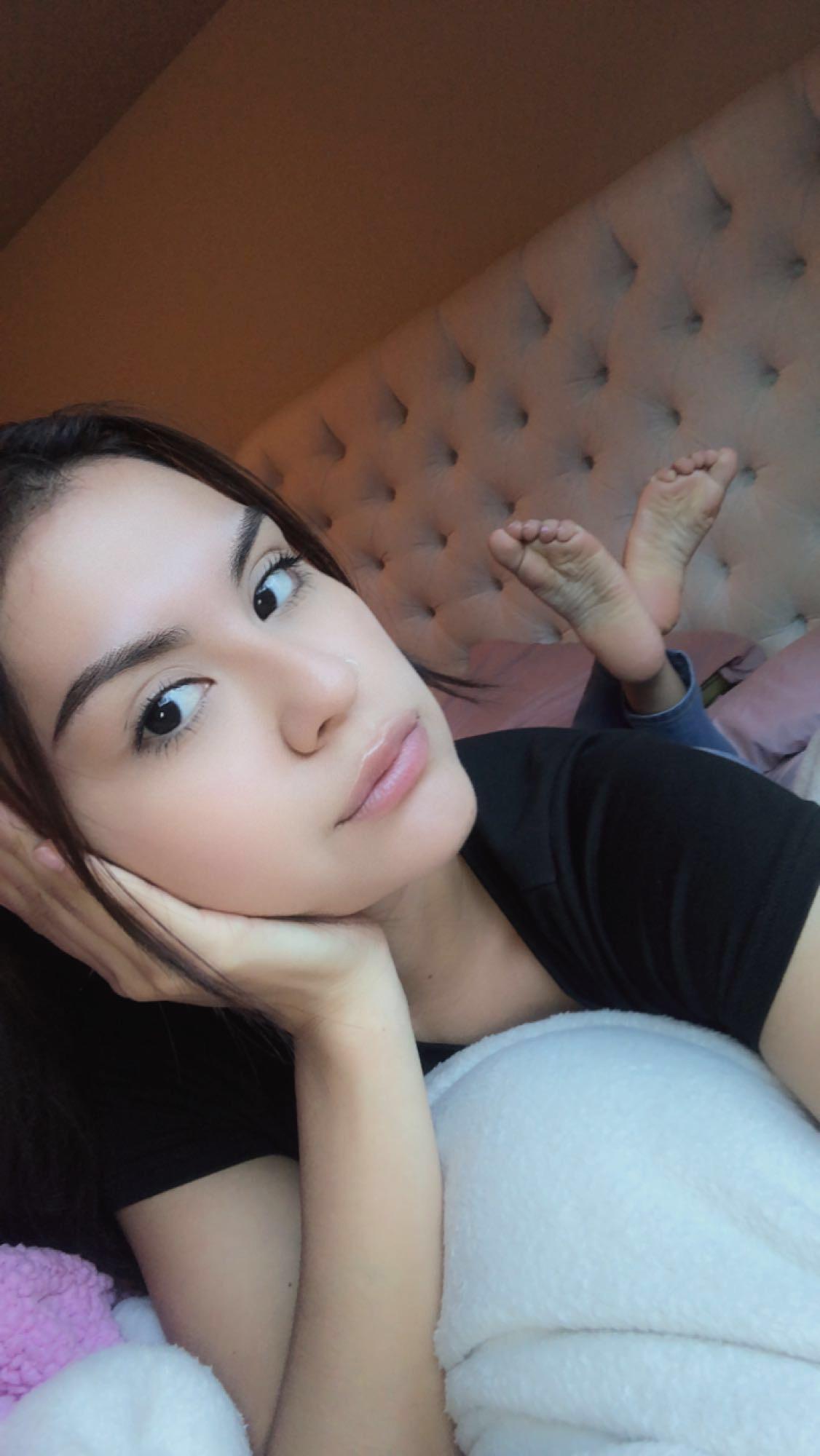 Don’t you just wish you were licking my feet? 😋 dm me! | Scrolller