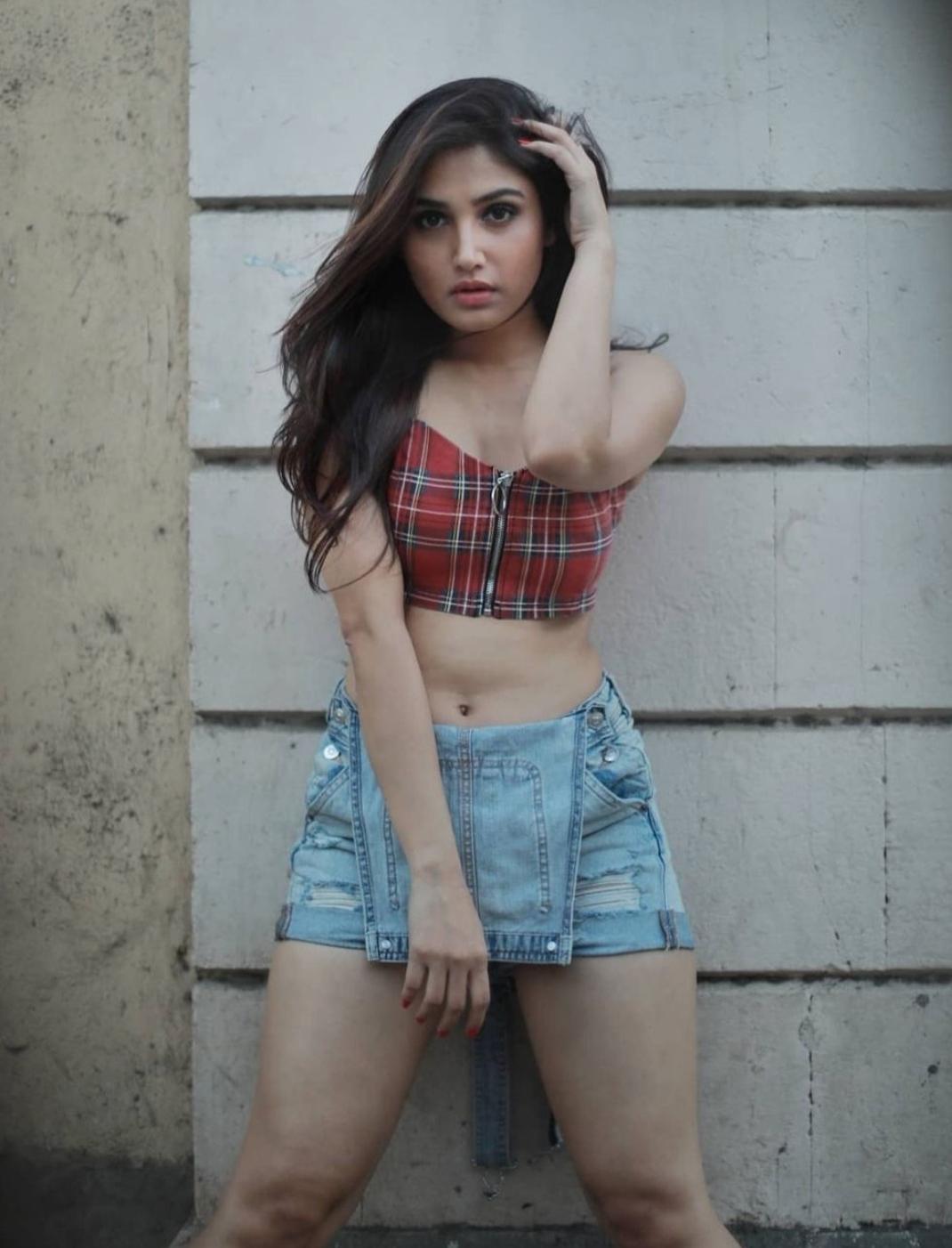 Donal Bisht showing off her navel and thick thighs | Scrolller