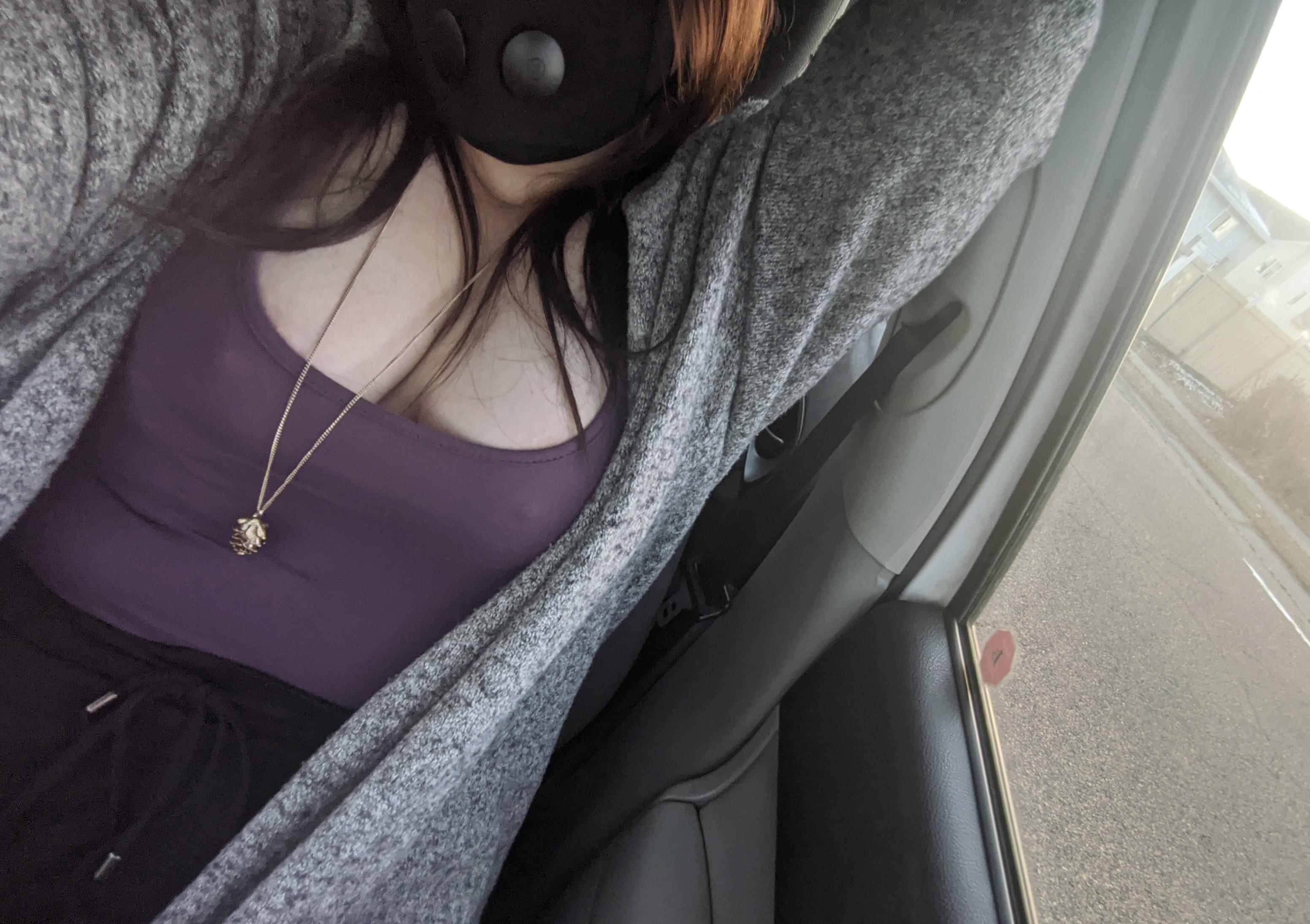 Don't forget to tip your friendly neighborhood delivery girl 😇💕 [24F] | Scrolller