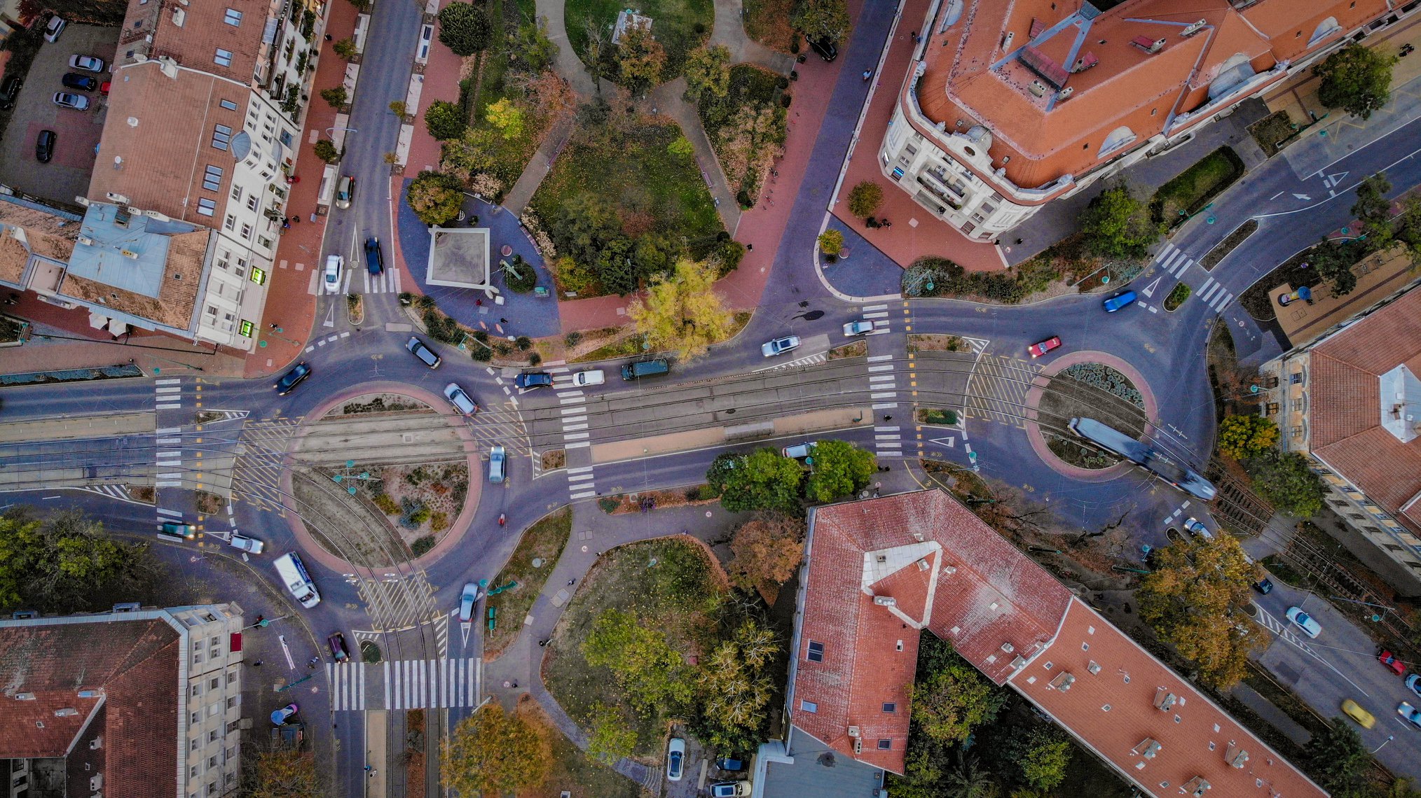 Double roundabout with tram | Scrolller