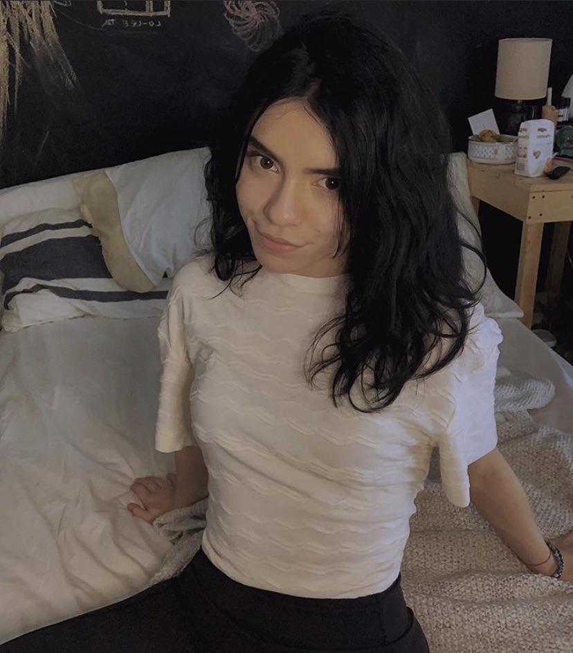 Down on the bed after you push her | Scrolller