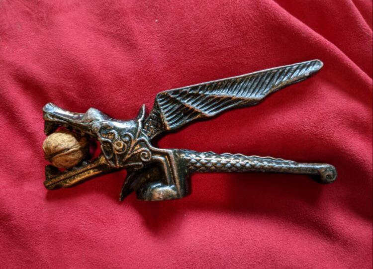 Dragon nutcracker | Scrolller