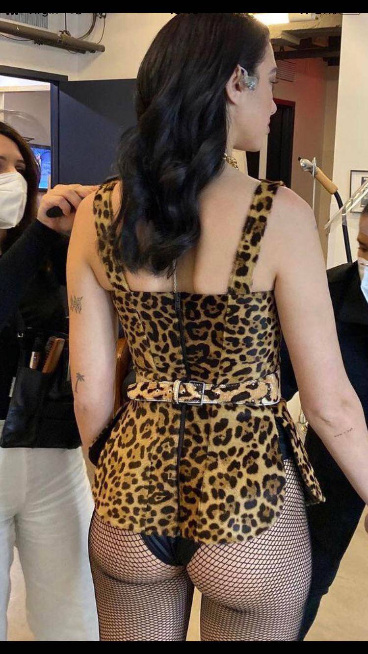 Dua Lipas Ass needs more appreciation 😈 | Scrolller