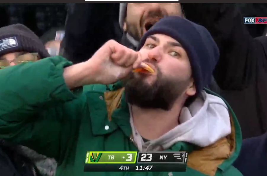 Dude munchin on some cheese | Scrolller