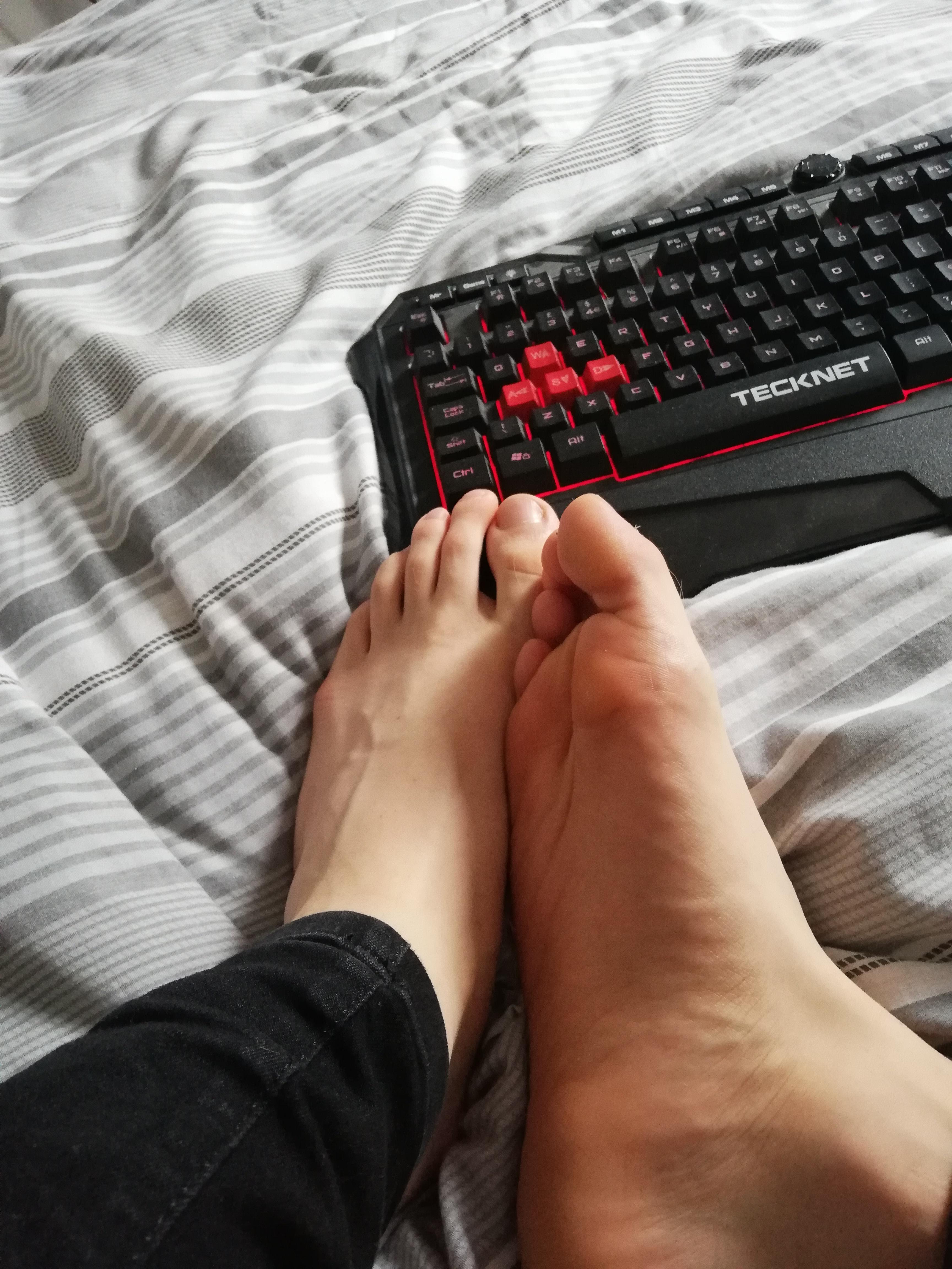 Dusty Keyboard And Some Sweaty Feet Scrolller