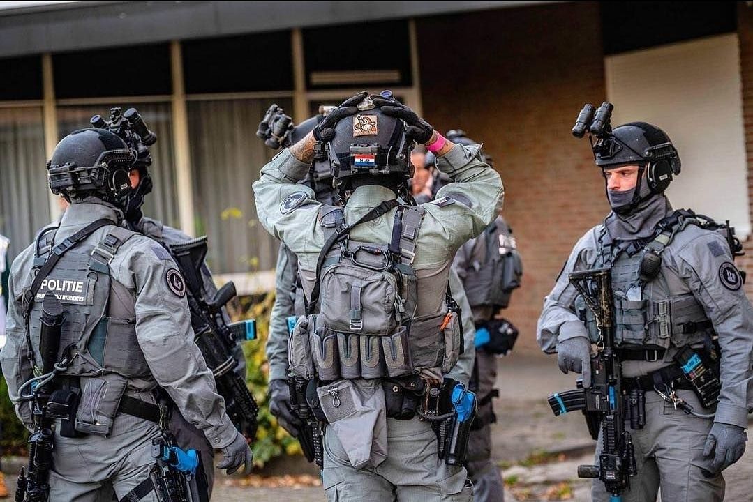 Dutch DSI operators operating during an operation (1079x720) | Scrolller