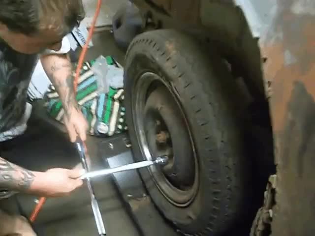 Easy way to remove stuck or rusted bolts | Scrolller