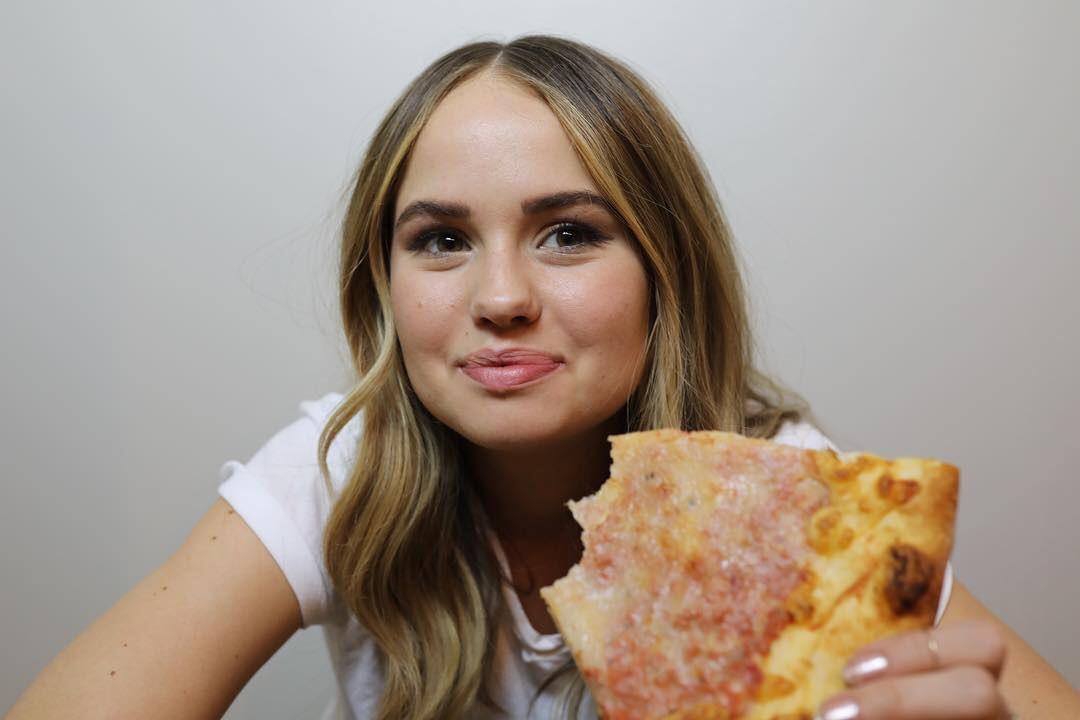 Eating pizza | Scrolller