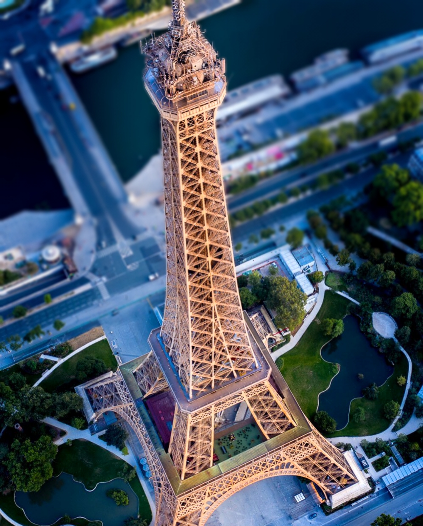 Eiffel tower | Scrolller