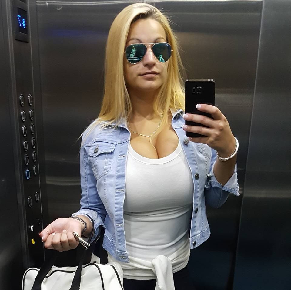 Elevator selfie | Scrolller