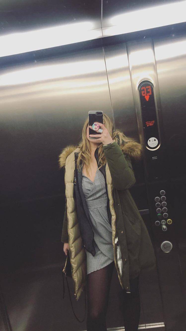 Elevator selfie | Scrolller