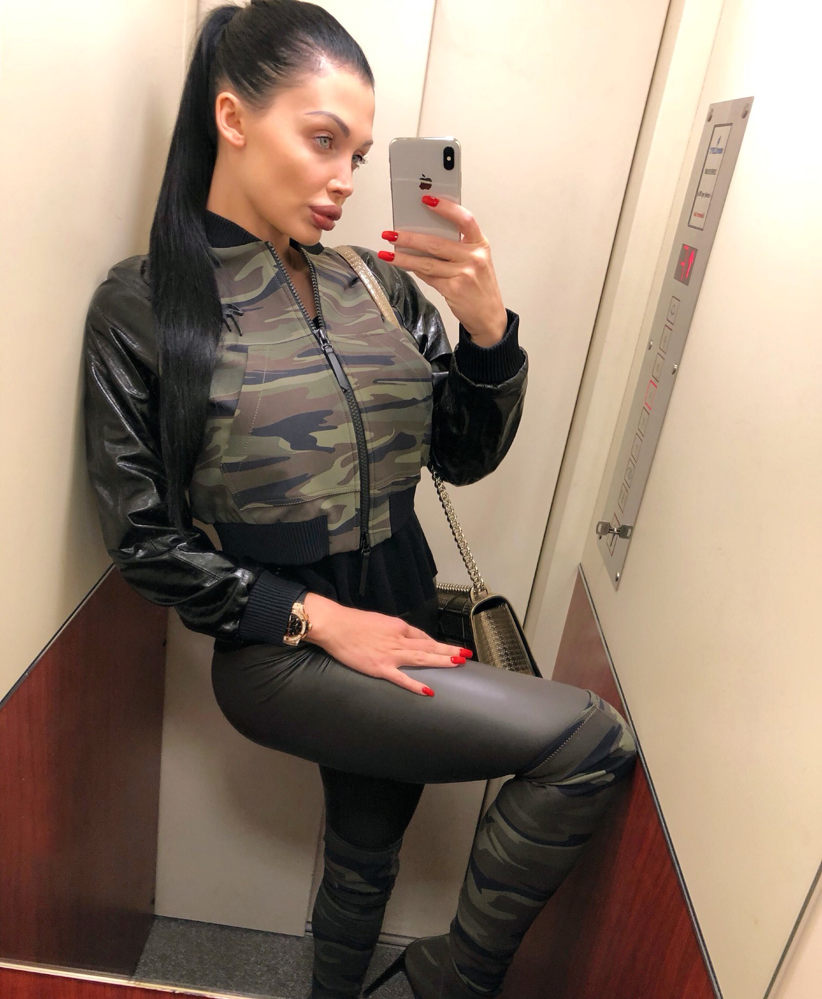 Elevator selfie | Scrolller