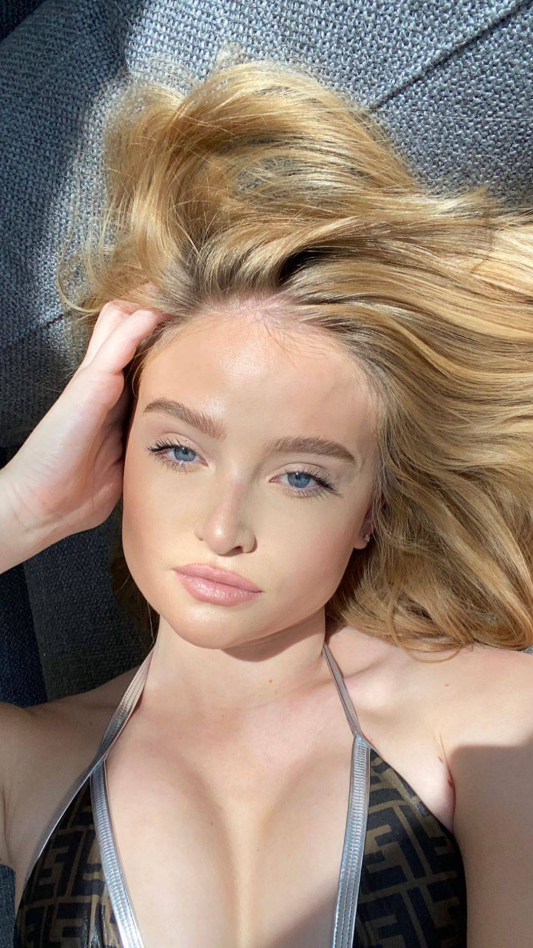 Elle Cook | Scrolller