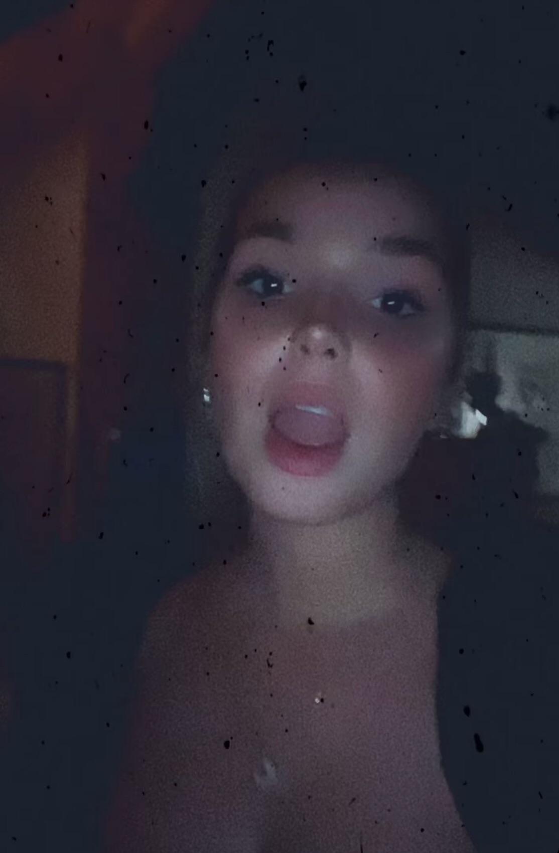 Elle ouvre fort bien la bouche | Scrolller