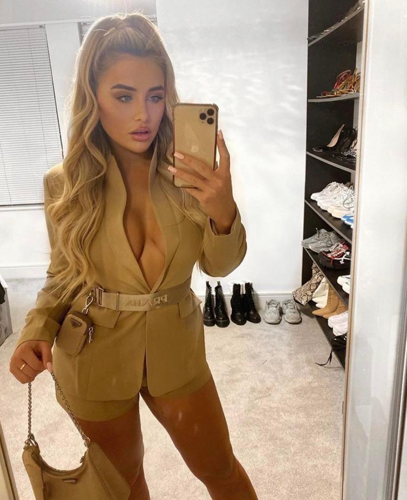 Ellie Brown | Scrolller