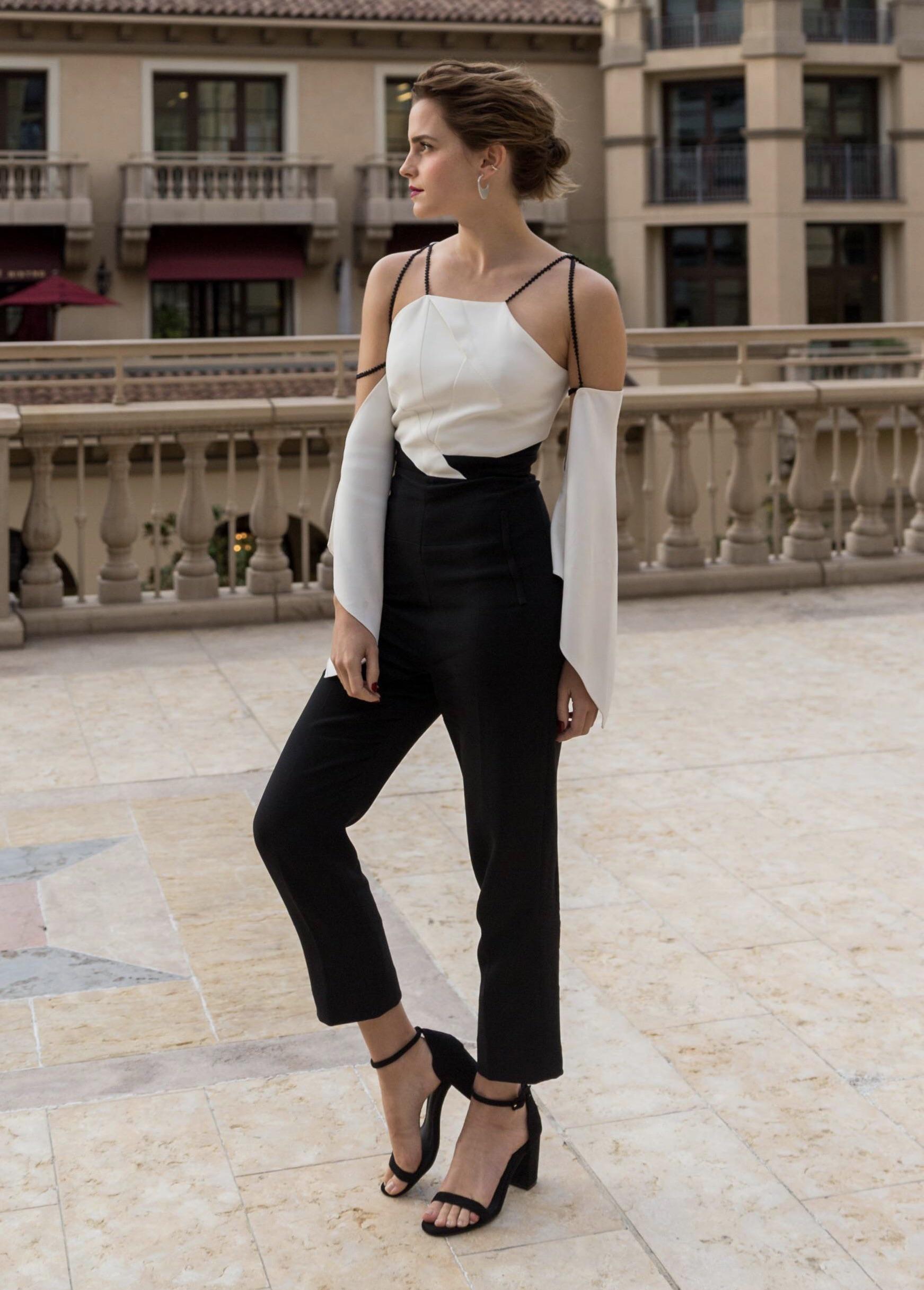 Emma Watson amazing arch | Scrolller