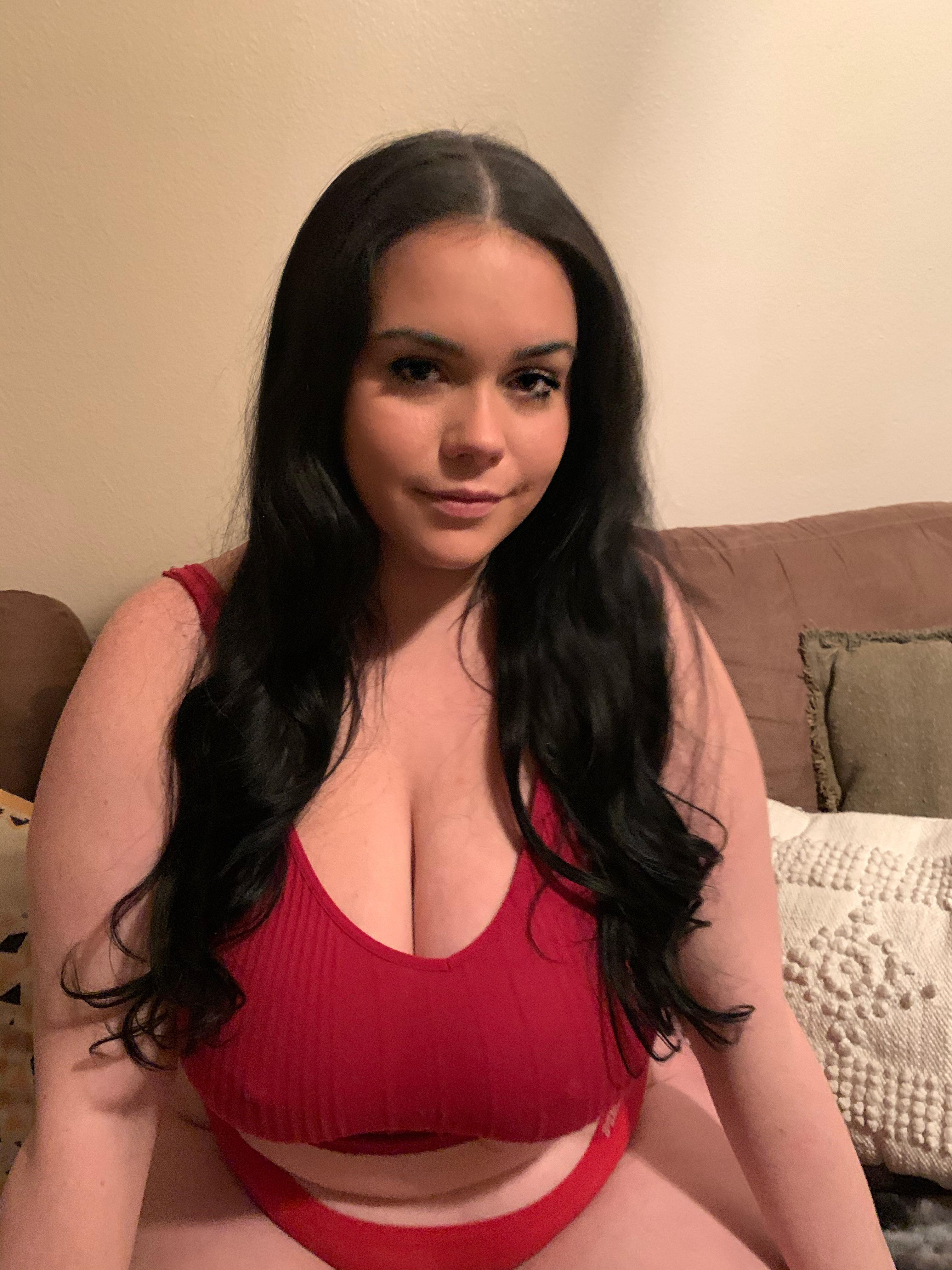 enough curves to go around 😘 ️ | Scrolller