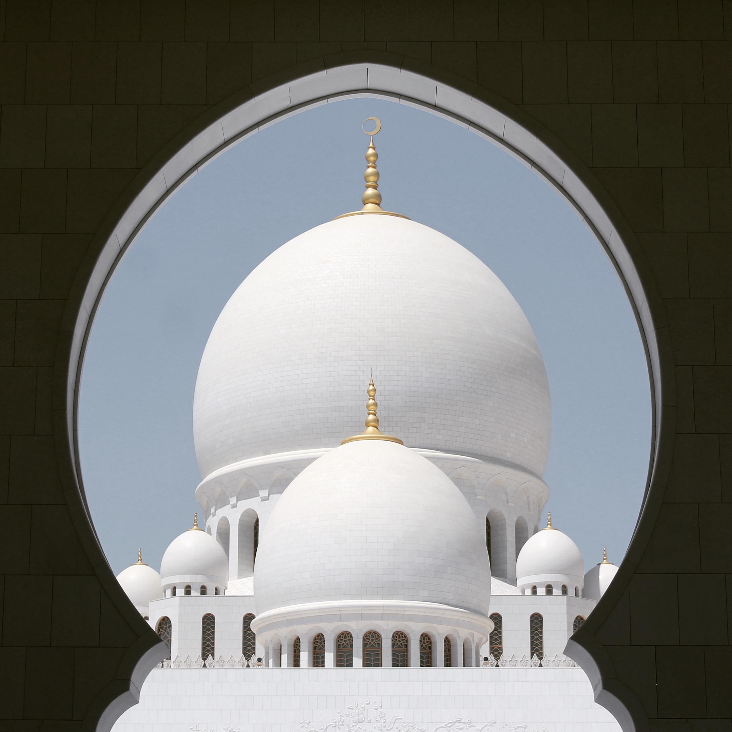 Entrance of the Sheikh Zayed Mosque, designed by Yusef Abdelki [2561×2561][OC]. | Scrolller