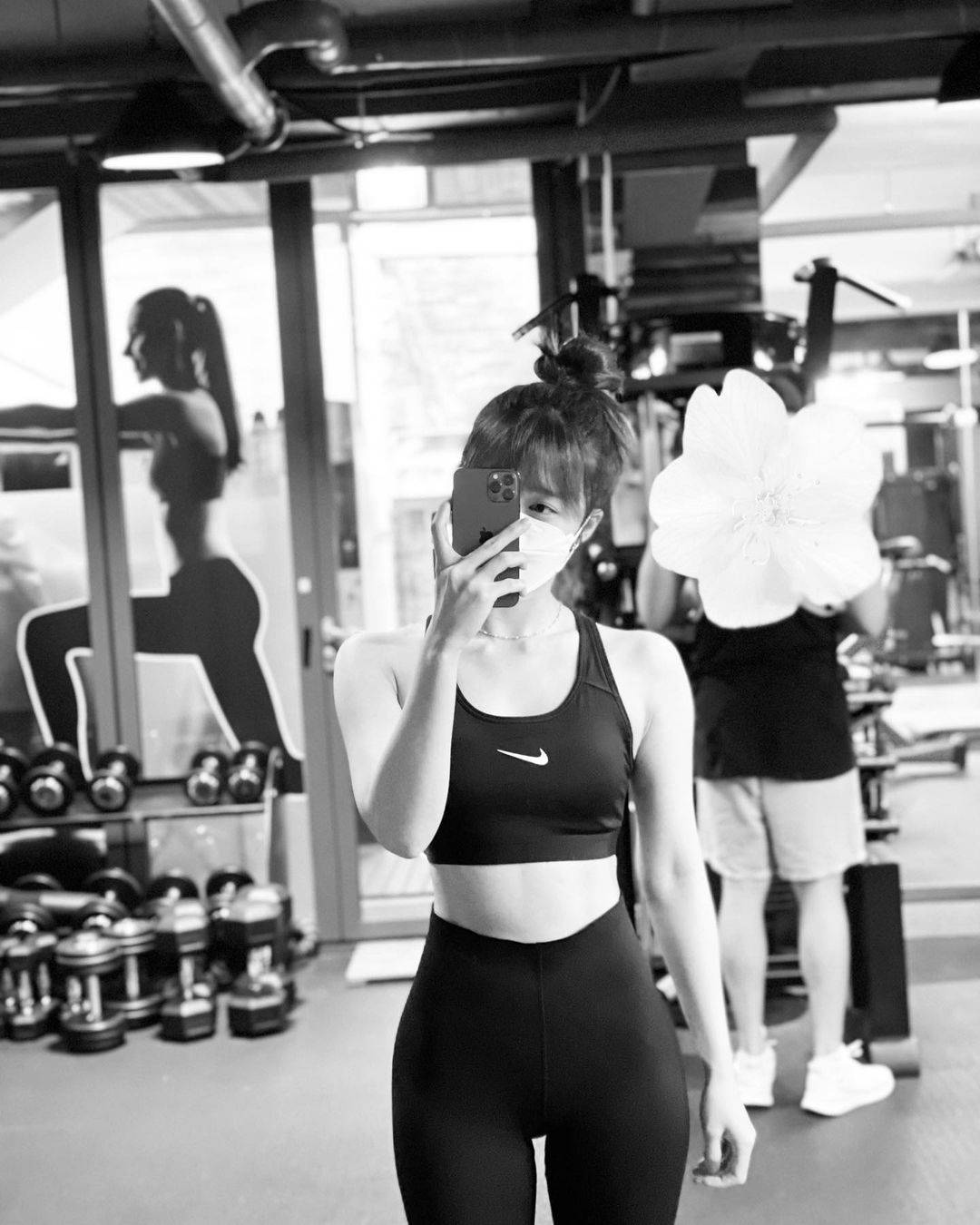 Eunji in black leggings | Scrolller