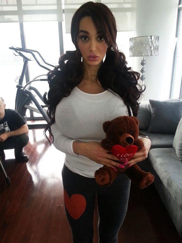 Even fully clothed, she is gorgeous | Scrolller