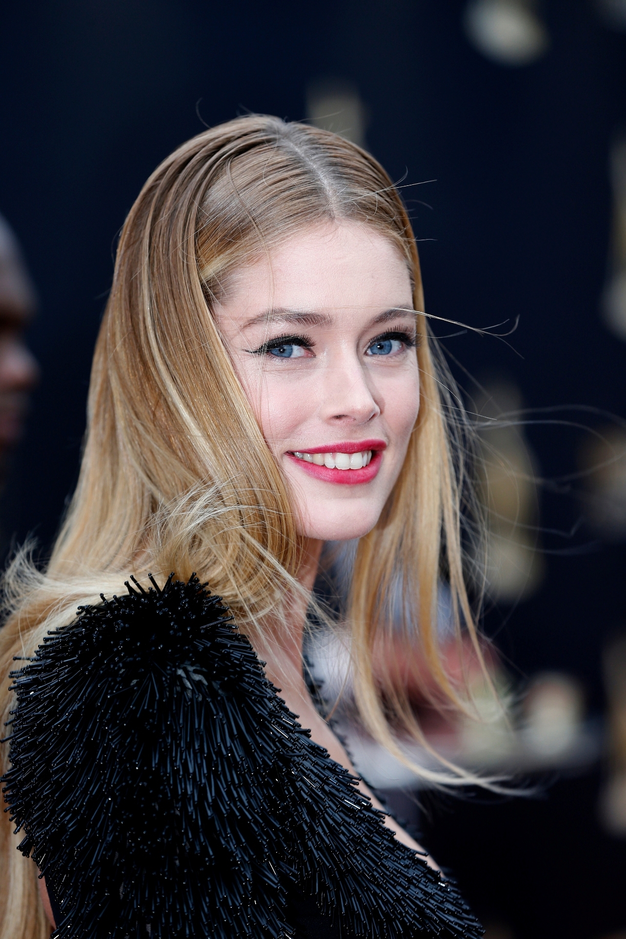 Even when the flashbulb's too bright, Doutzen Kroes still rocks it | Scrolller