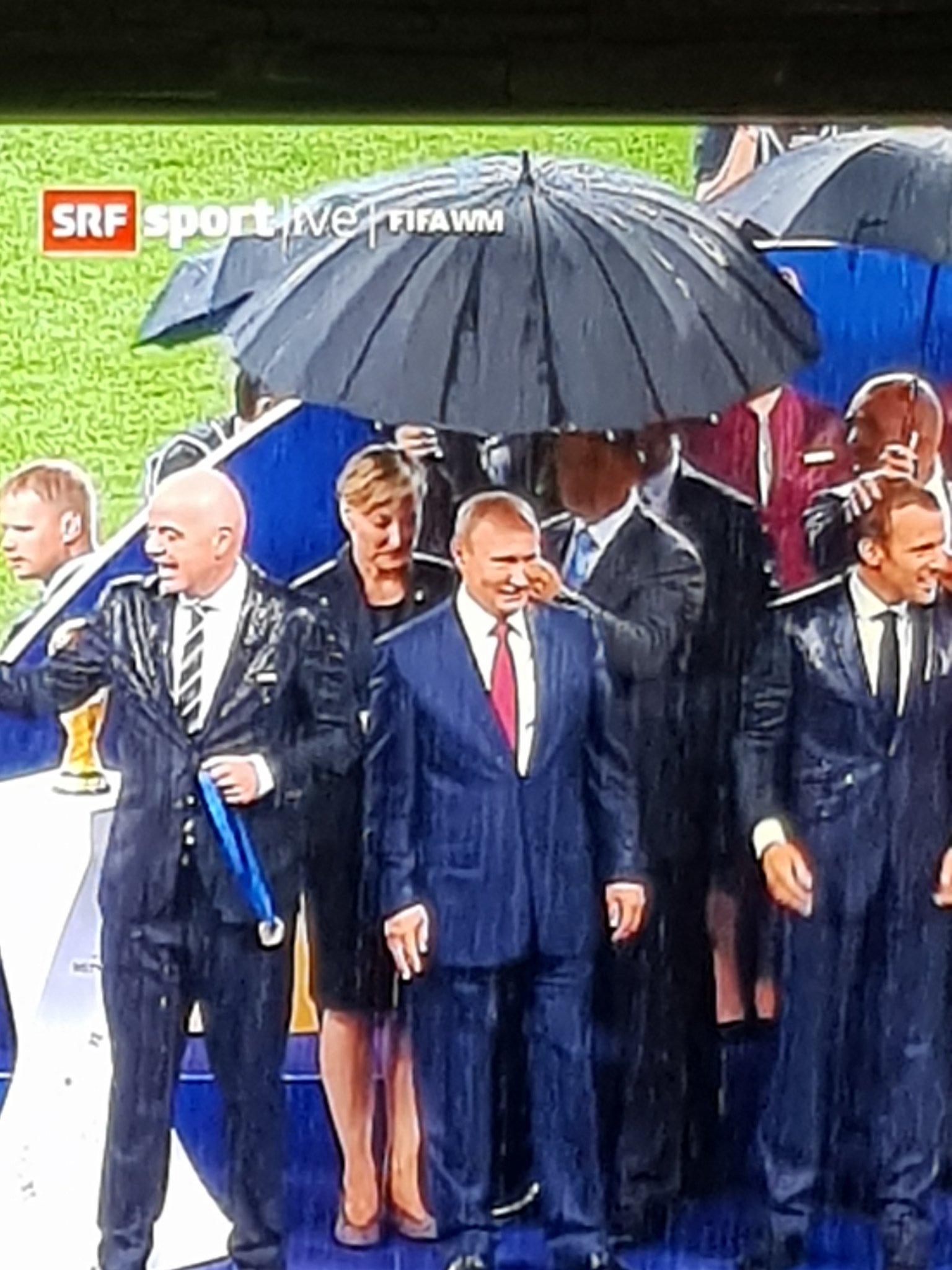 everyone gets wet except for putin | Scrolller