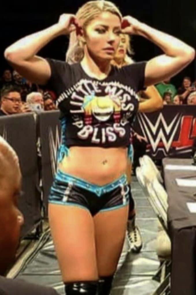 Alexa Bliss’ stomach and thighs 🔥 | Scrolller