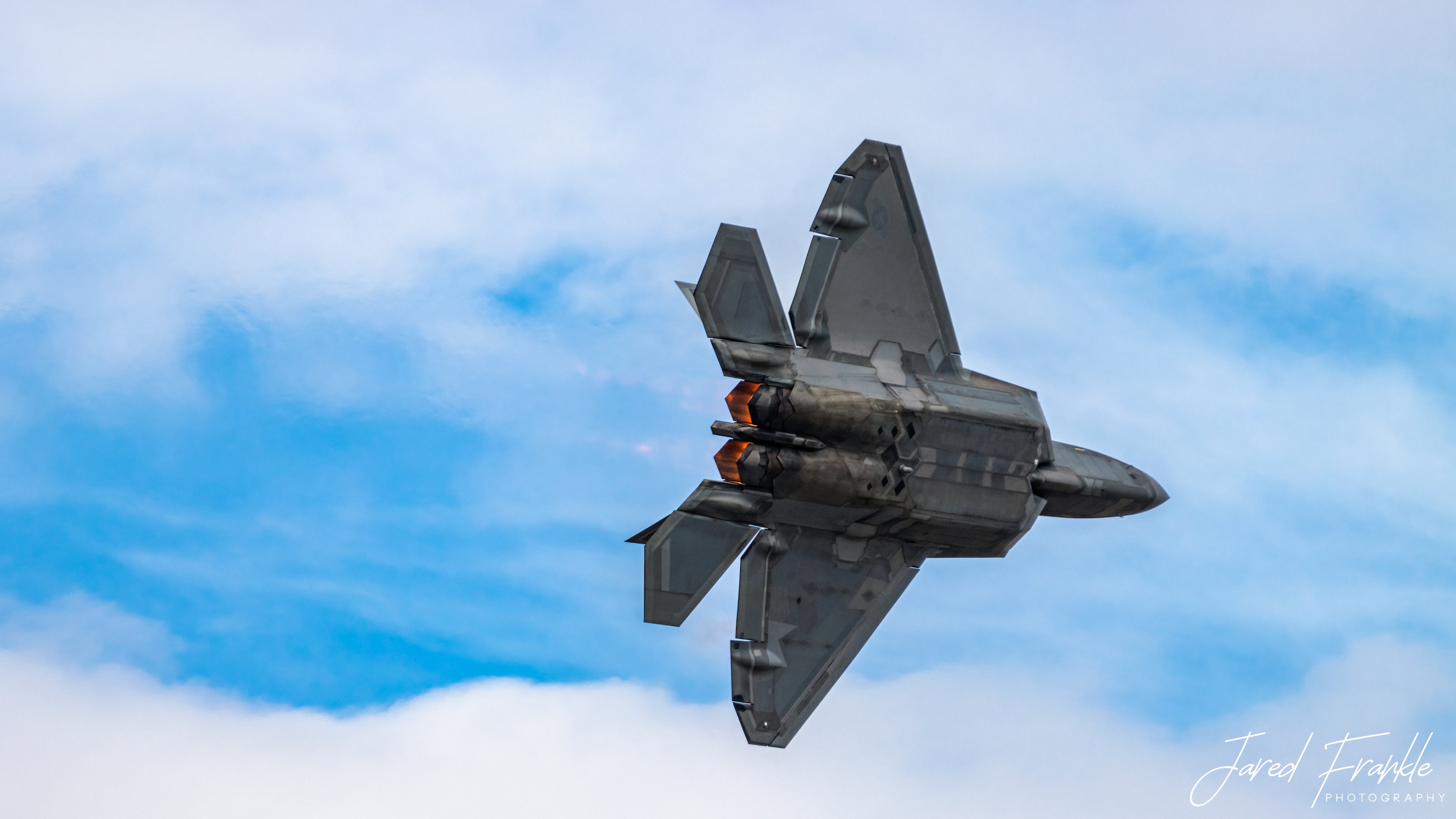F-22 Raptor flyby with afterburner | Scrolller